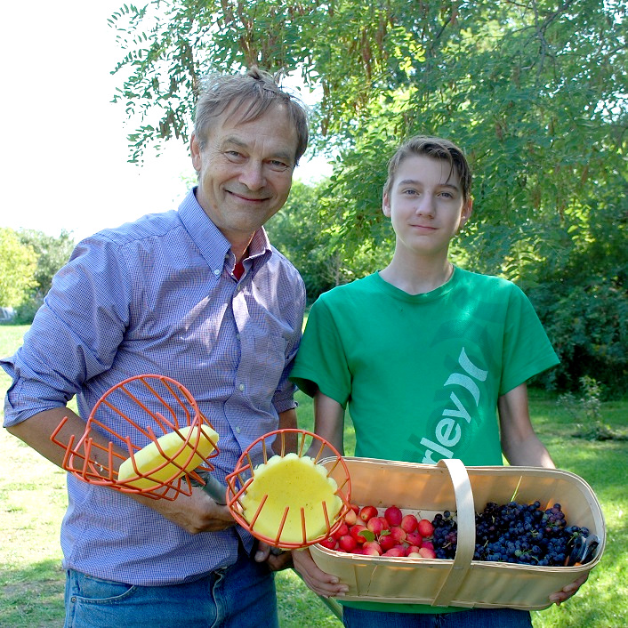 Community enjoys apples and berries and grapes—yes, grapes—at annual ...