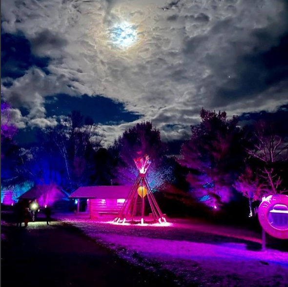 The Grinch makes a move on Mrs. Claus at Eclipse - Huntsville Doppler