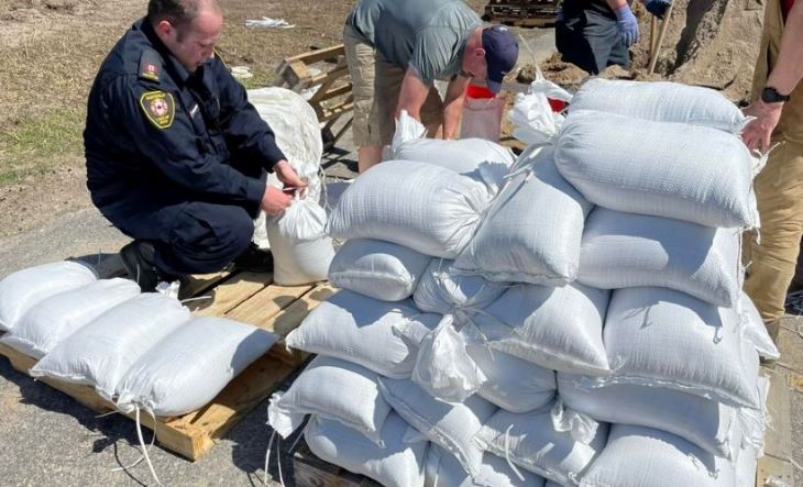 Town sets up free sandbag filling station behind Canada Summit Centre ...